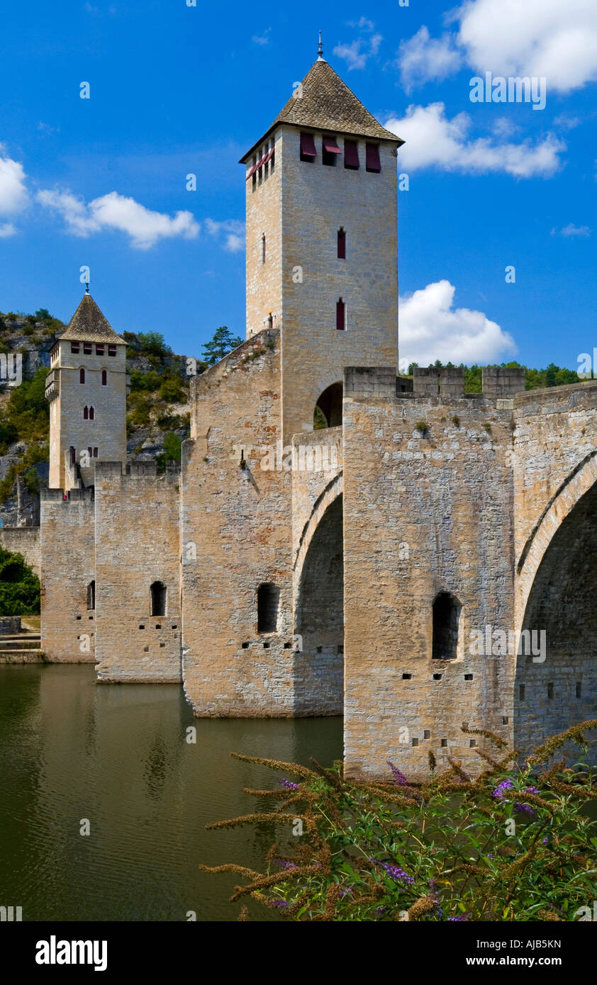 Pont Valentre un pont médiéval fortifié sur la rivière du Lot construit ...
