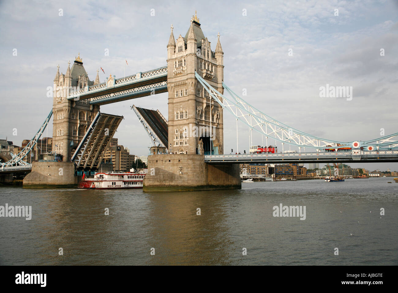 Tower bridge london ship open Banque de photographies et d’images à ...