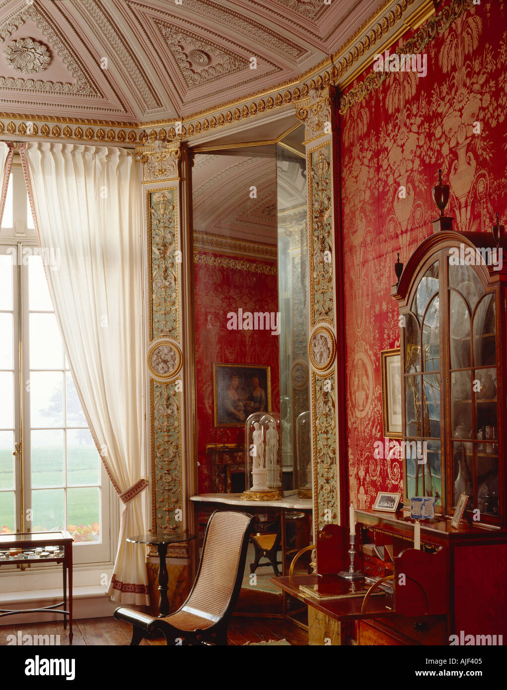 Boudoir rouge Banque de photographies et d’images à haute résolution ...