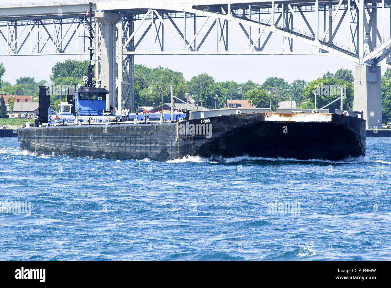 Barge qui est poussé par un remorqueur sur la rivière St Clair Michigan ...