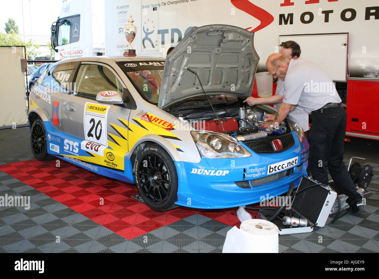 L'équipe de pit British Touring Car sous la direction de James Kaye's ...