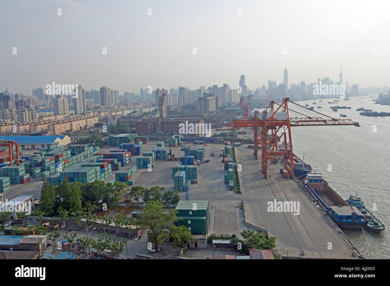 Bateau amarré à la borne vue aérienne du pont sur le Huangpu de cargo ...