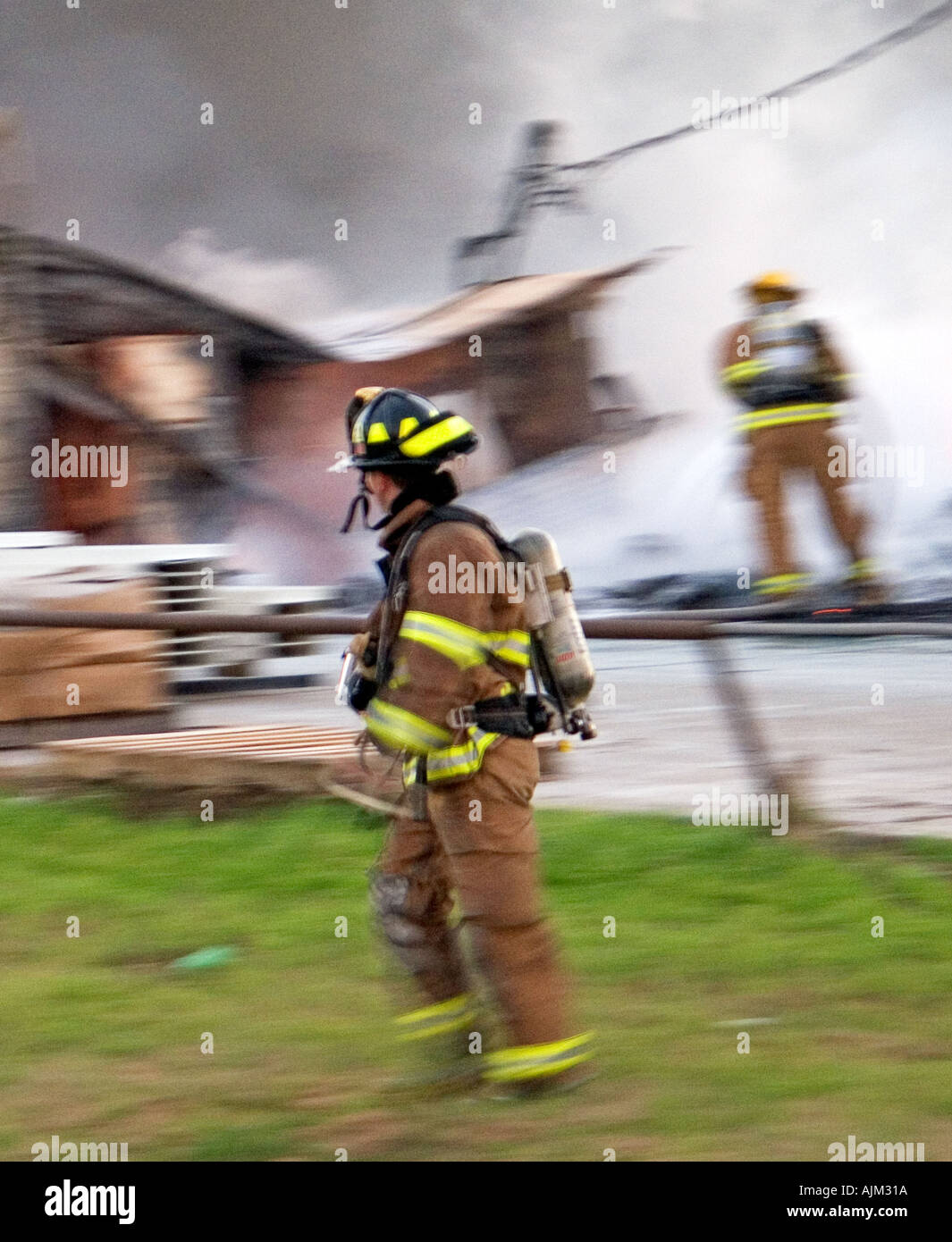 Travail de pompier pour éteindre un incendie industriel Photo Stock - Alamy