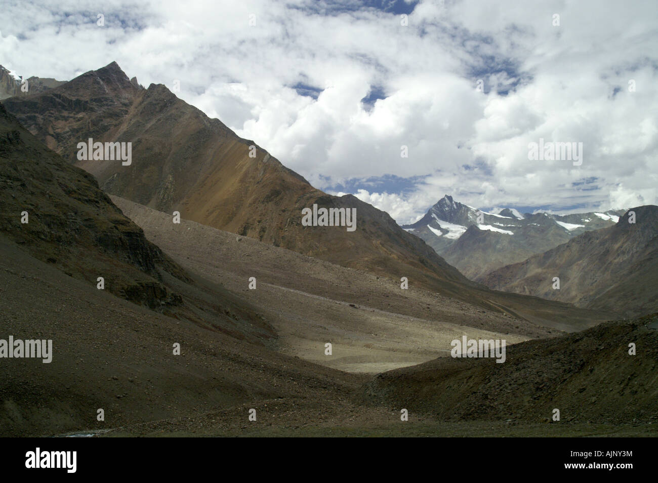 Robuste aride désert sec sous terrain Baralacha La pass en Himalaya ...