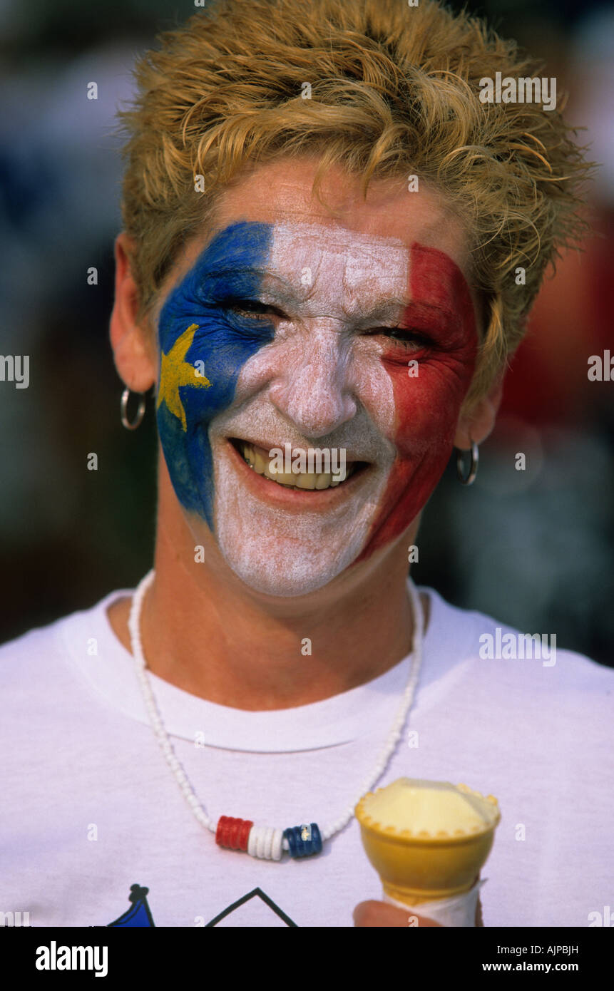 Femme avec drapeau acadien peint sur son visage à la "célébration ...