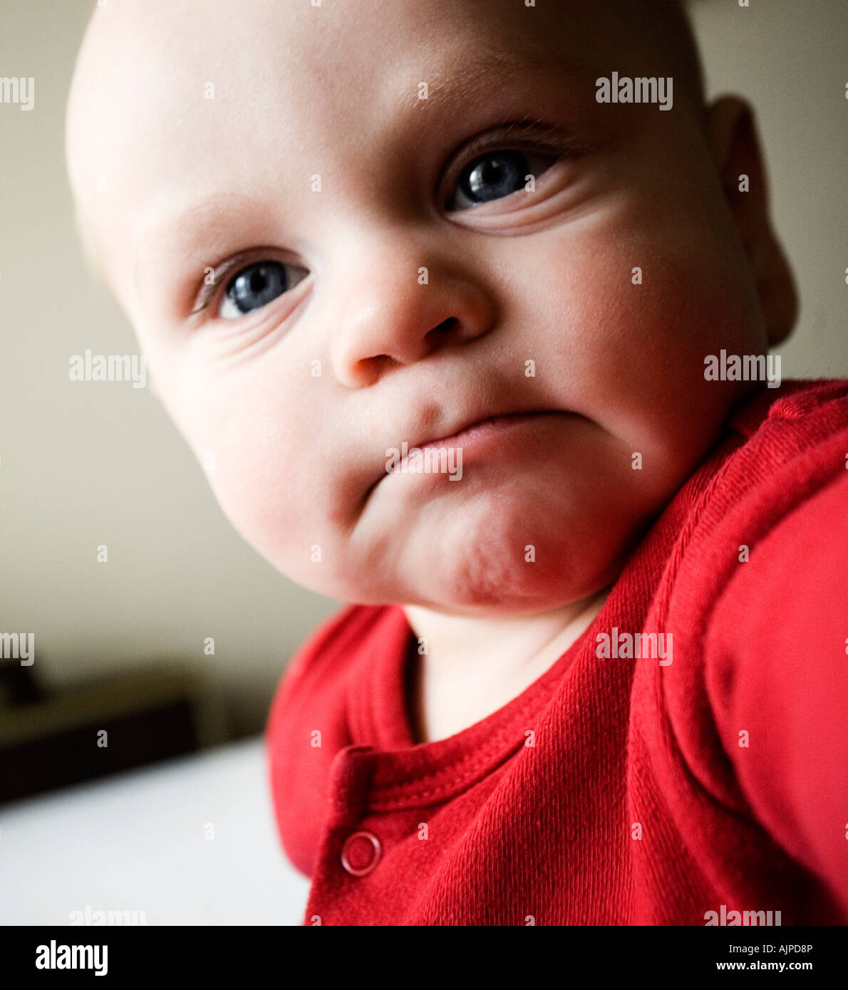 Frowning baby Banque de photographies et d’images à haute résolution ...