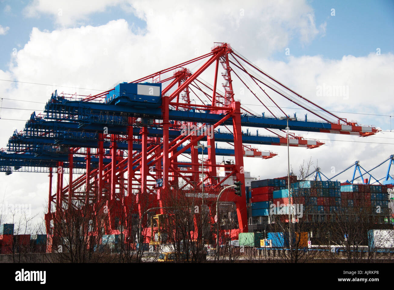 Terminal à conteneurs du port de Hambourg est l'un des plus modernes ...