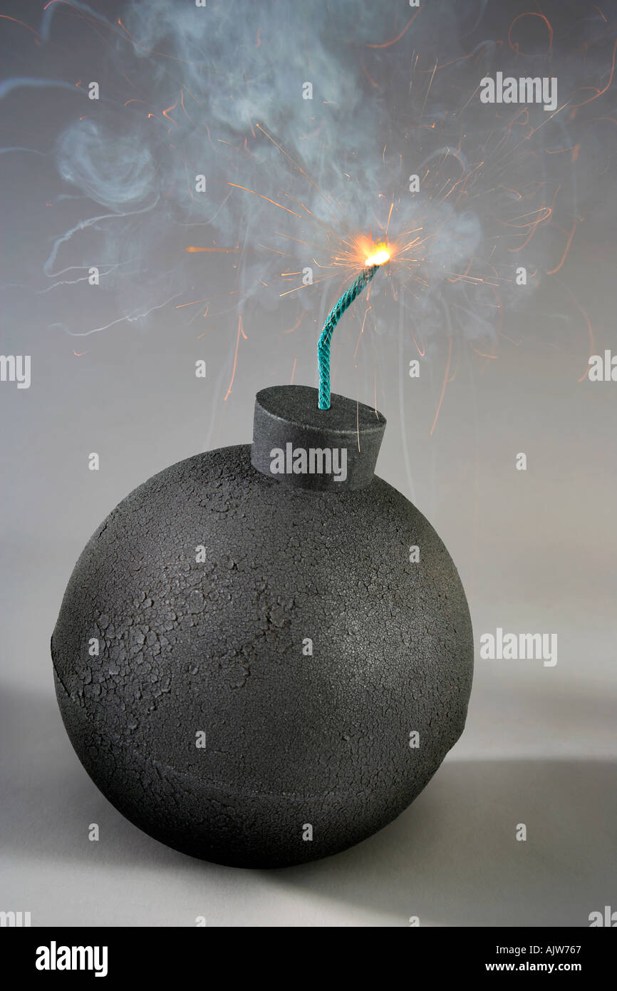 Une ancienne fasdhioned style round bombe avec un fusible allumé sur le ...