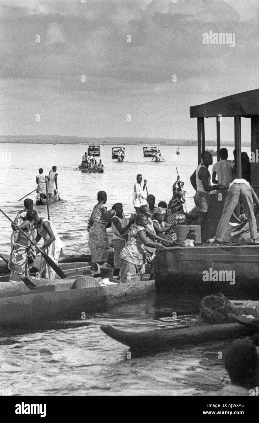 Barge sur le fleuve congo Banque de photographies et d’images à haute ...