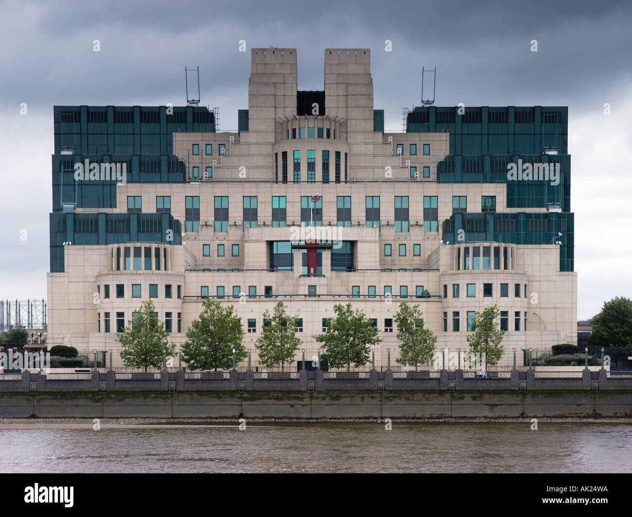 Mi6 headquarters Banque de photographies et d’images à haute résolution ...