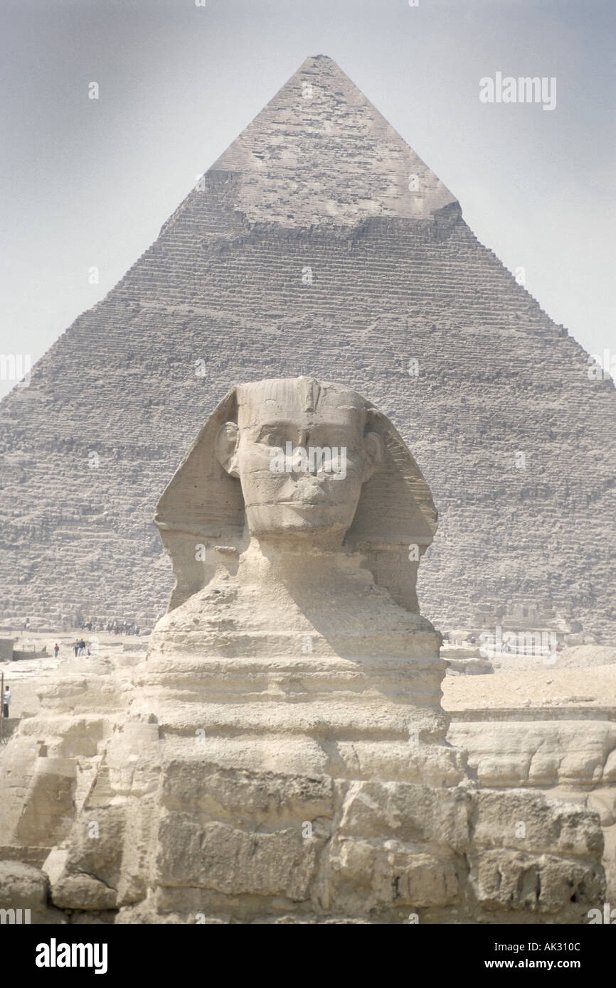 Pyramide égyptienne et statue Photo Stock - Alamy