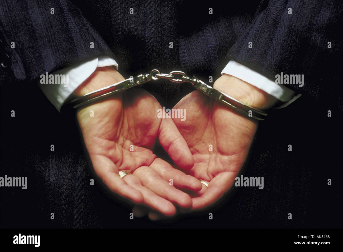 Passer les menottes Banque de photographies et d’images à haute ...
