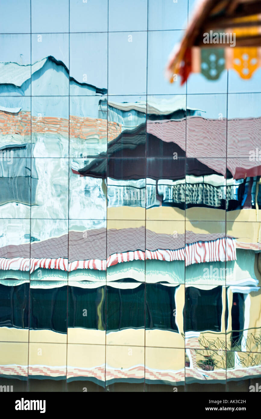 Des bâtiments de la ville de mur de verre dans un bâtiment moderne et ...