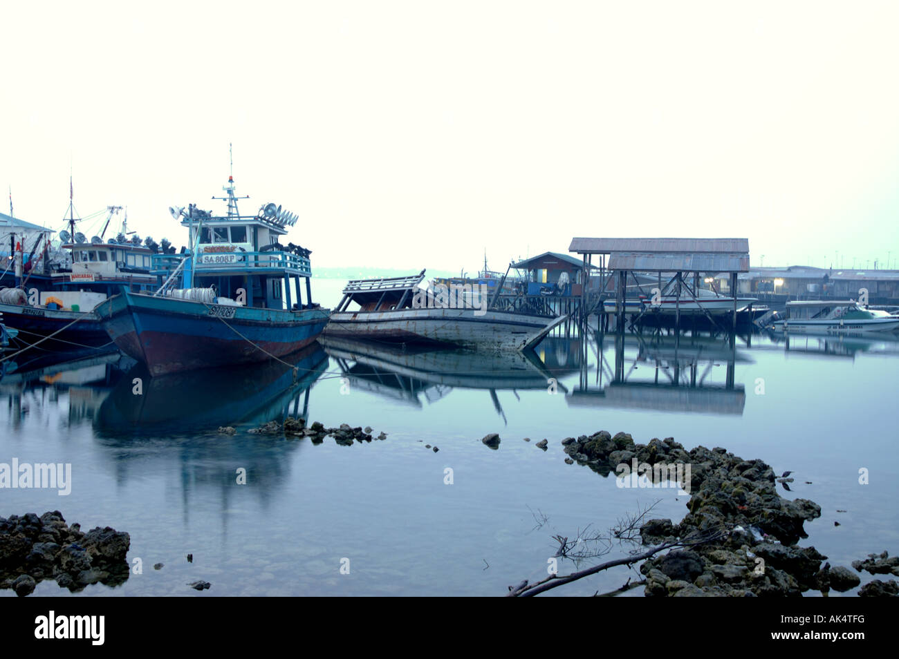 À marée basse dans le port de Semporna à Bornéo Photo Stock - Alamy