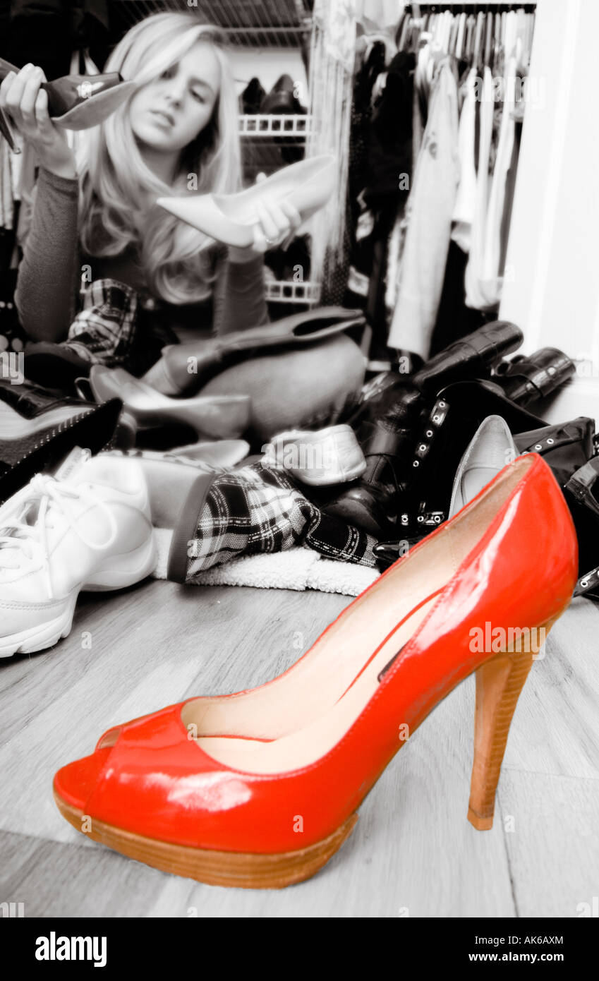 Adolescente choisir des chaussures Banque de photographies et d’images ...