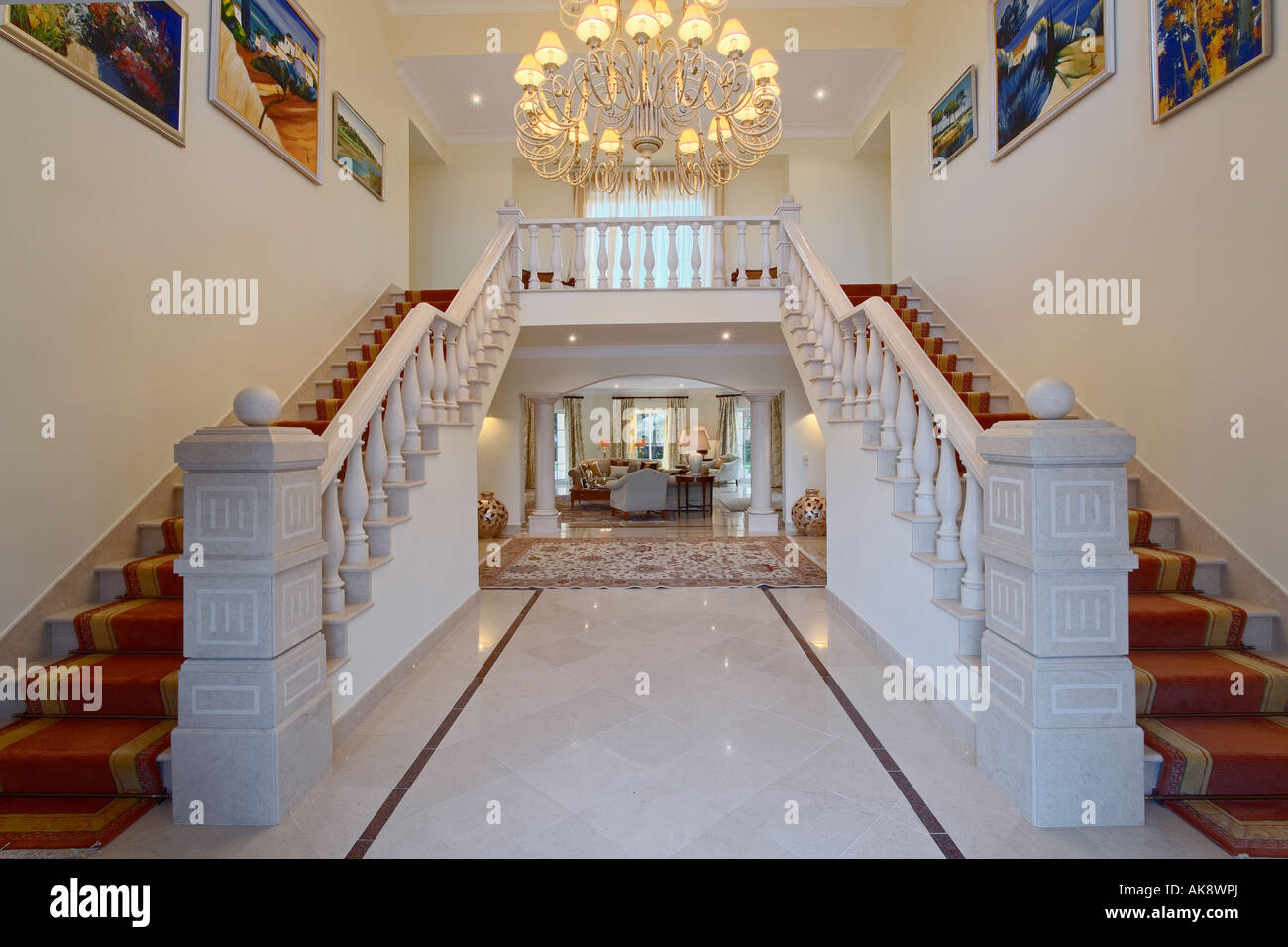 Lustre moderne dans le hall avec escalier double et en marbre dans ...