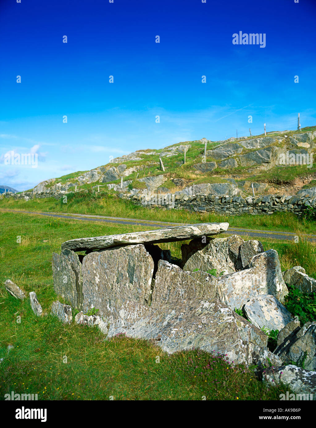 Altoir fondation Ultach (cale tombe), 2000 C.-B. Kenmare, comté de Mayo ...