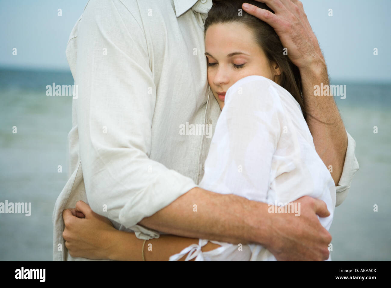 L'homme et la jeune compagne enlacés, close-up Photo Stock - Alamy
