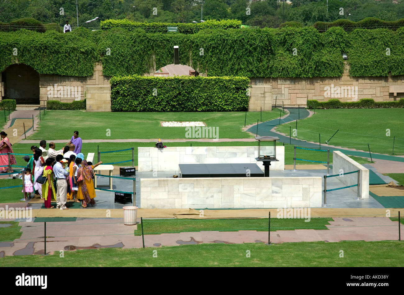 Raj Ghat. Cette plate-forme en marbre noir marque l'endroit où le ...