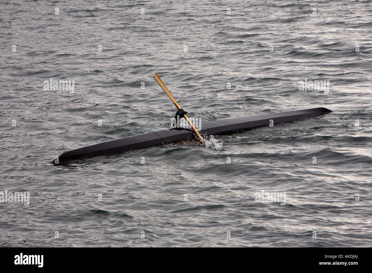 Les Inuits de pagayer un kayak traditionnel dans le cadre d'un Eskimo ...
