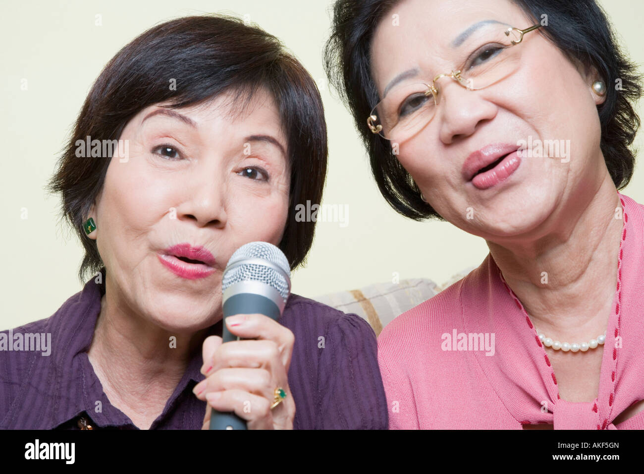 Plus Deux Personnes Banque d'image et photos - Alamy