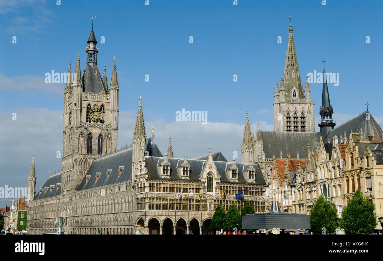 La re-construit Cloth Hall qui abrite le Musée Flanders Fields à Ieper ...