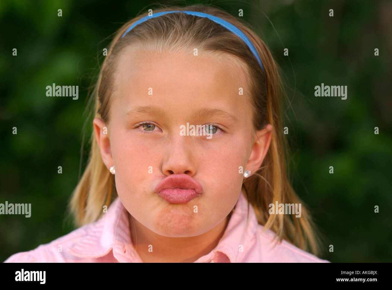 Child puckering lips Banque de photographies et d’images à haute ...