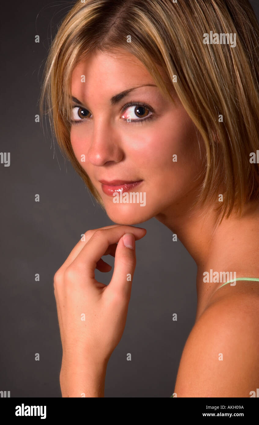 Beaux cheveux bruns caucasien fille cheveux gris Banque de ...