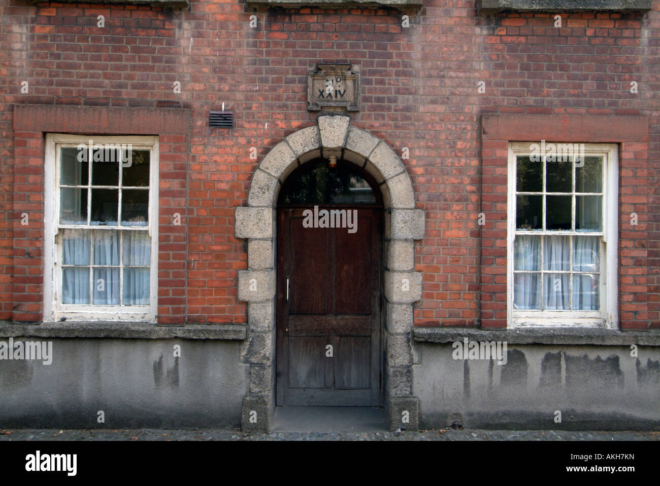 Façade en briques rouges et porte en arche de résidence nombre XXIV (24 ...