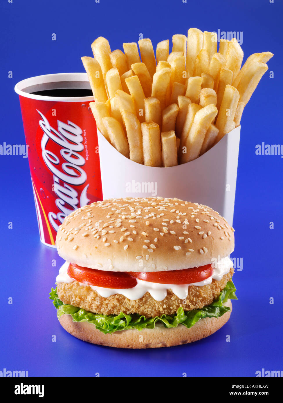 Burger de poulet frites coca editorial junk food Photo Stock - Alamy