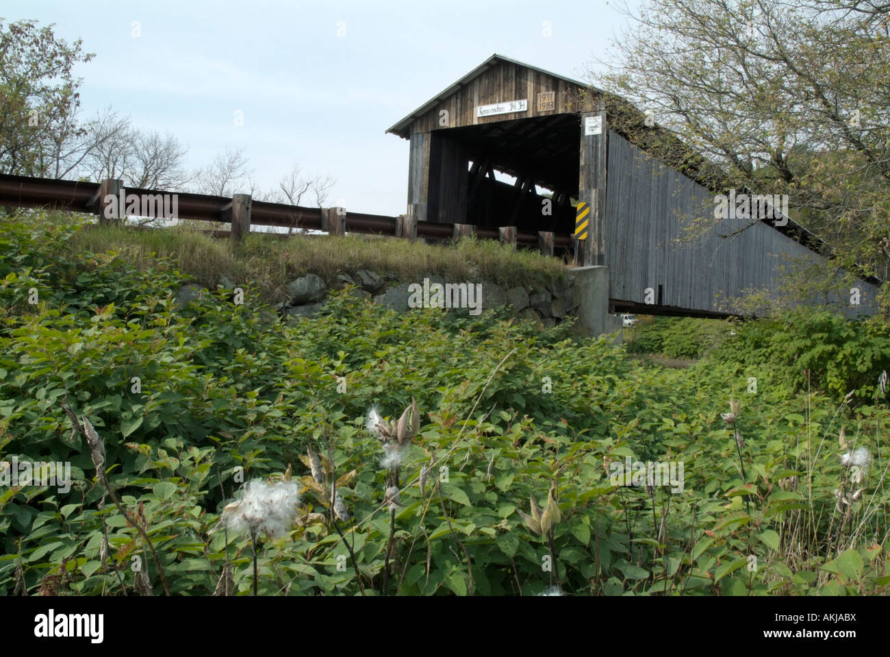 Monter le pont couvert de l'Orne au cours de l'automne, traverse la ...