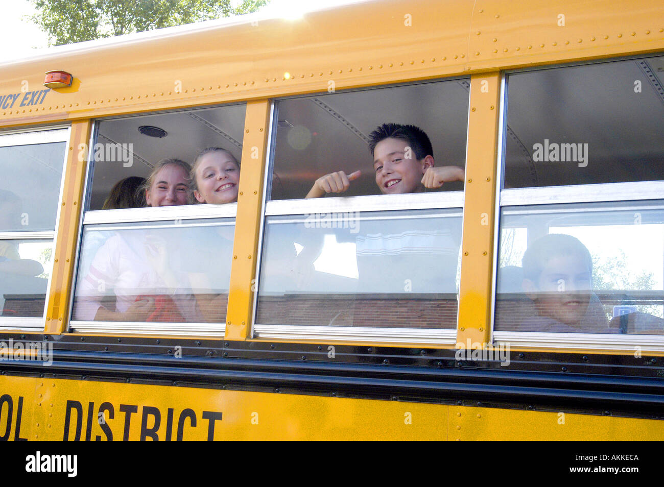 Transports autobus scolaire les élèves à l'école et en Photo Stock - Alamy