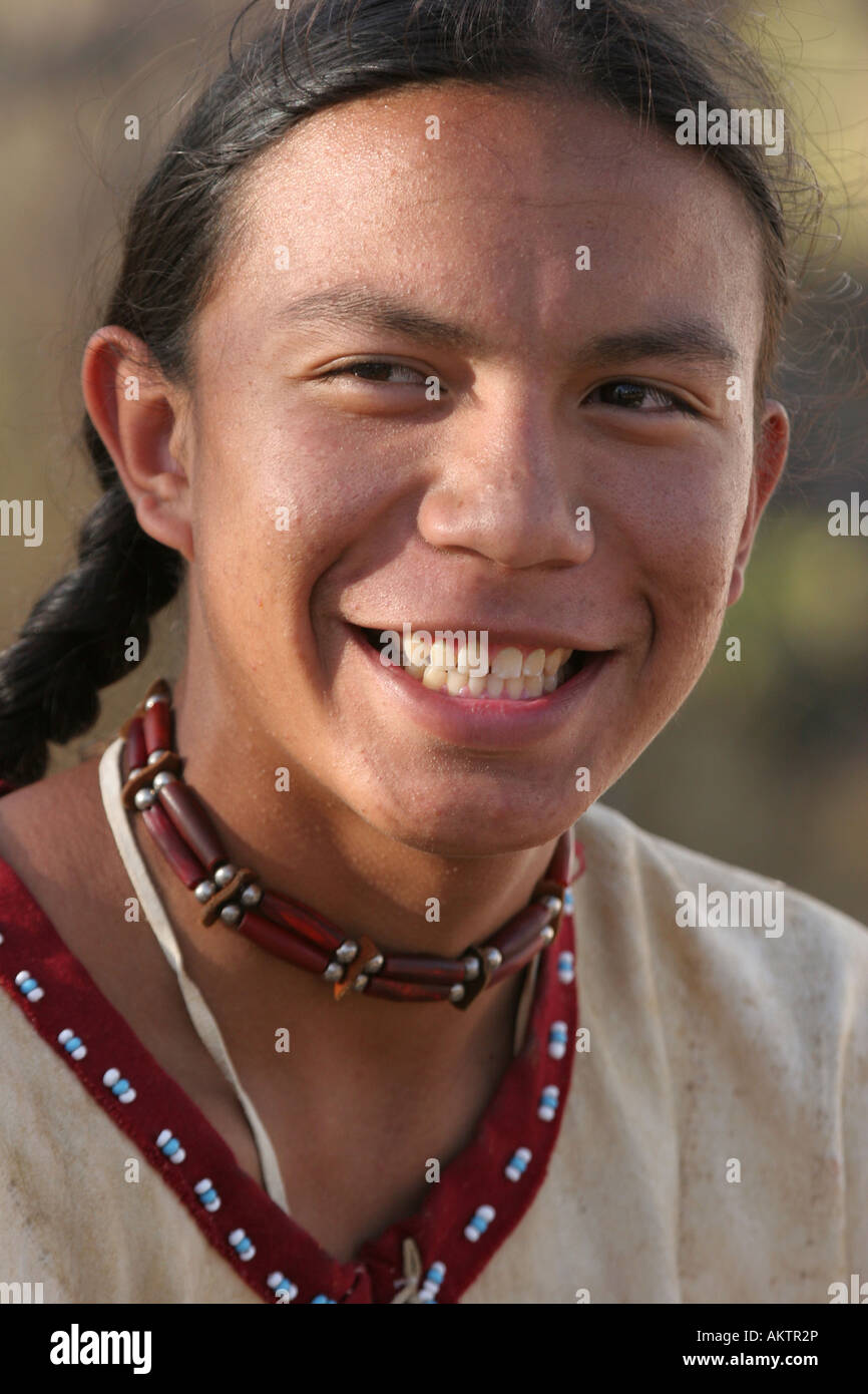 Un Native American Indian teenage boy smiling Photo Stock - Alamy