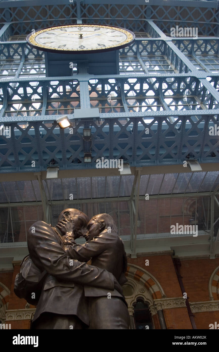 Statue des amoureux st pancras Banque de photographies et d’images à ...