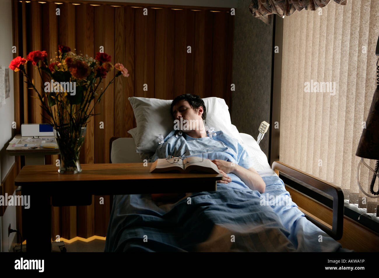 Homme malade pose dans un lit hopital Banque de photographies et d ...