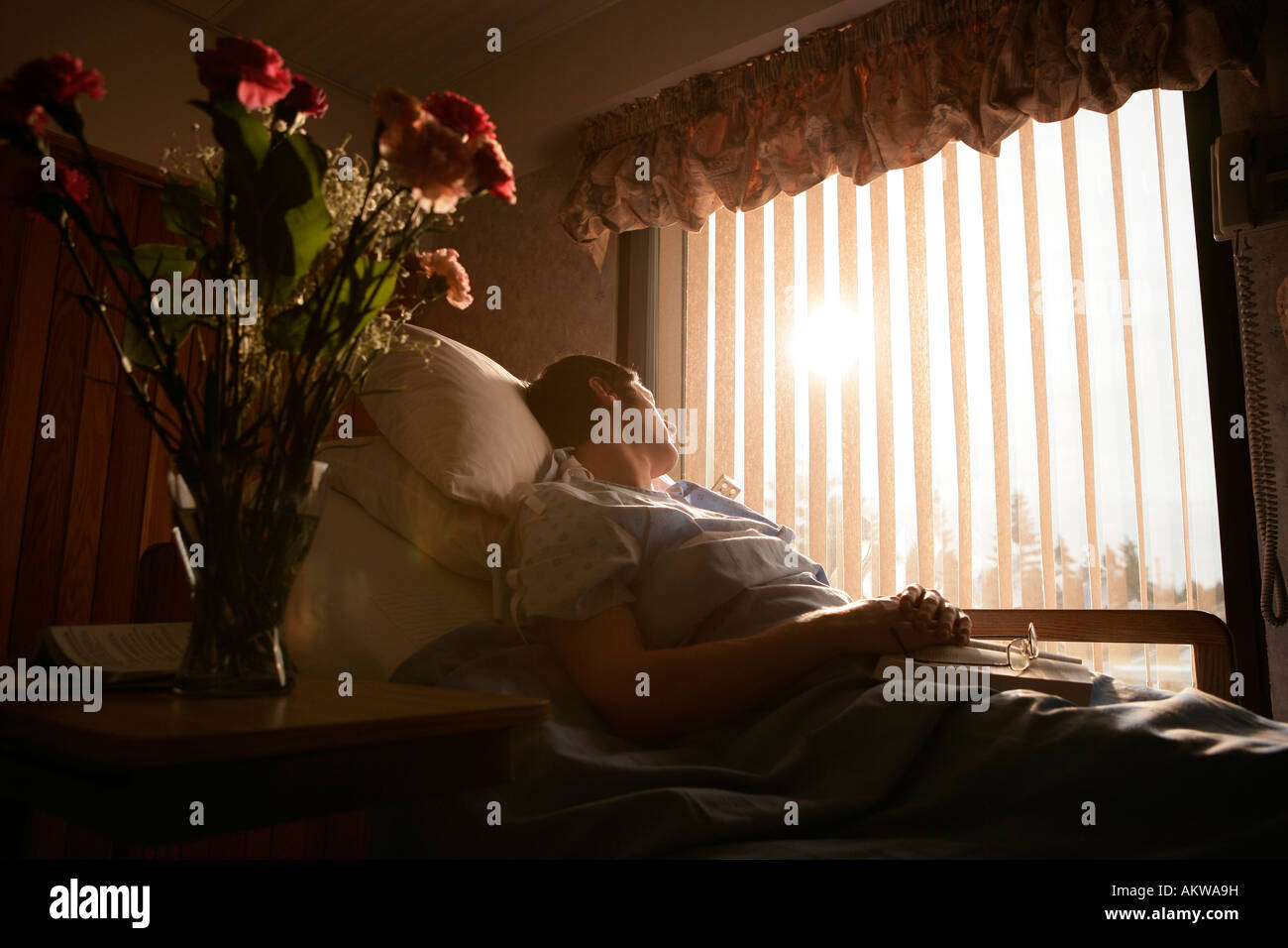 Homme malade pose dans un lit hopital Banque de photographies et d ...