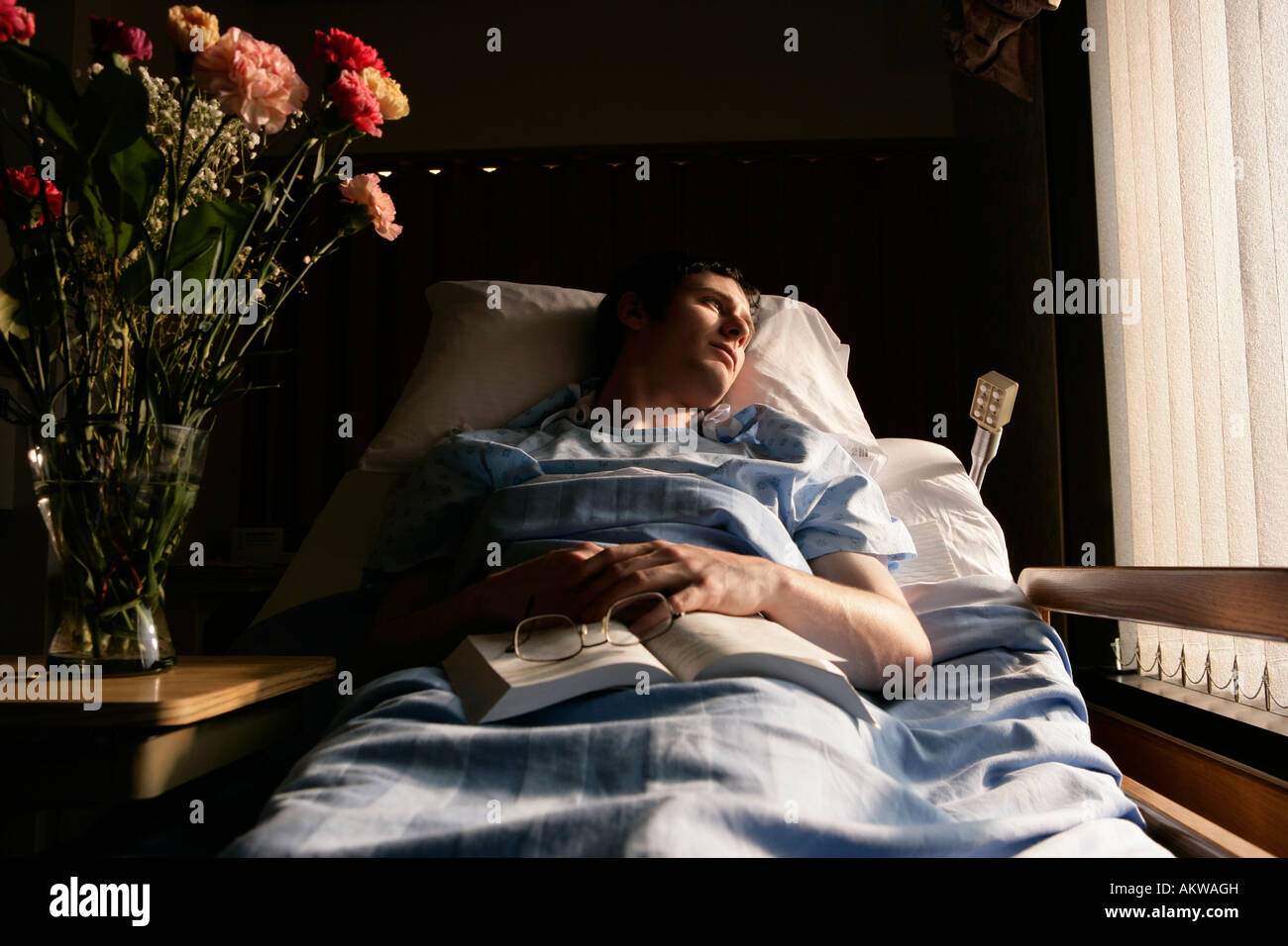 Homme malade pose dans un lit hopital Banque de photographies et d ...