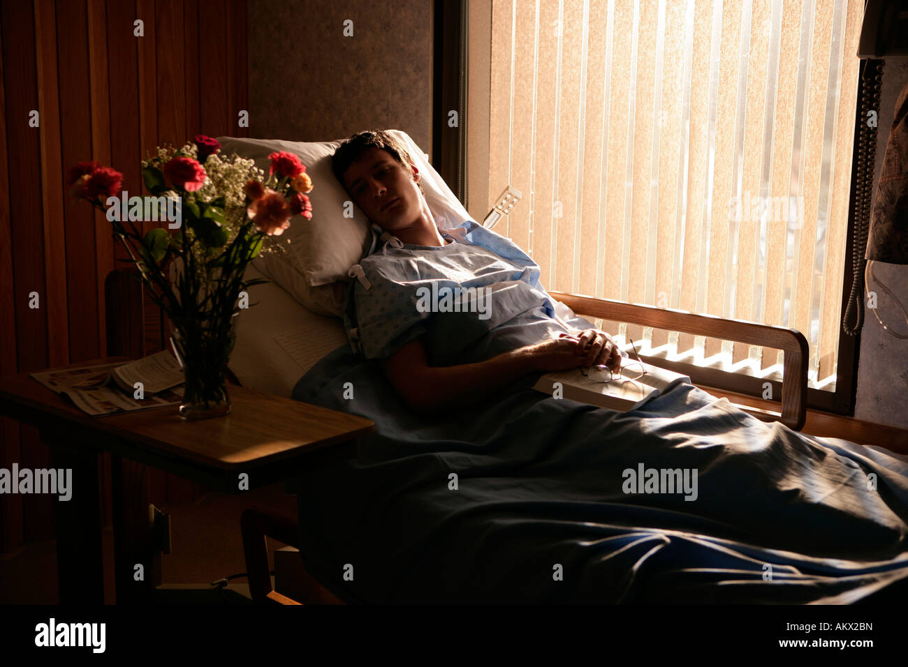 Homme malade pose dans un lit hopital Banque de photographies et d ...