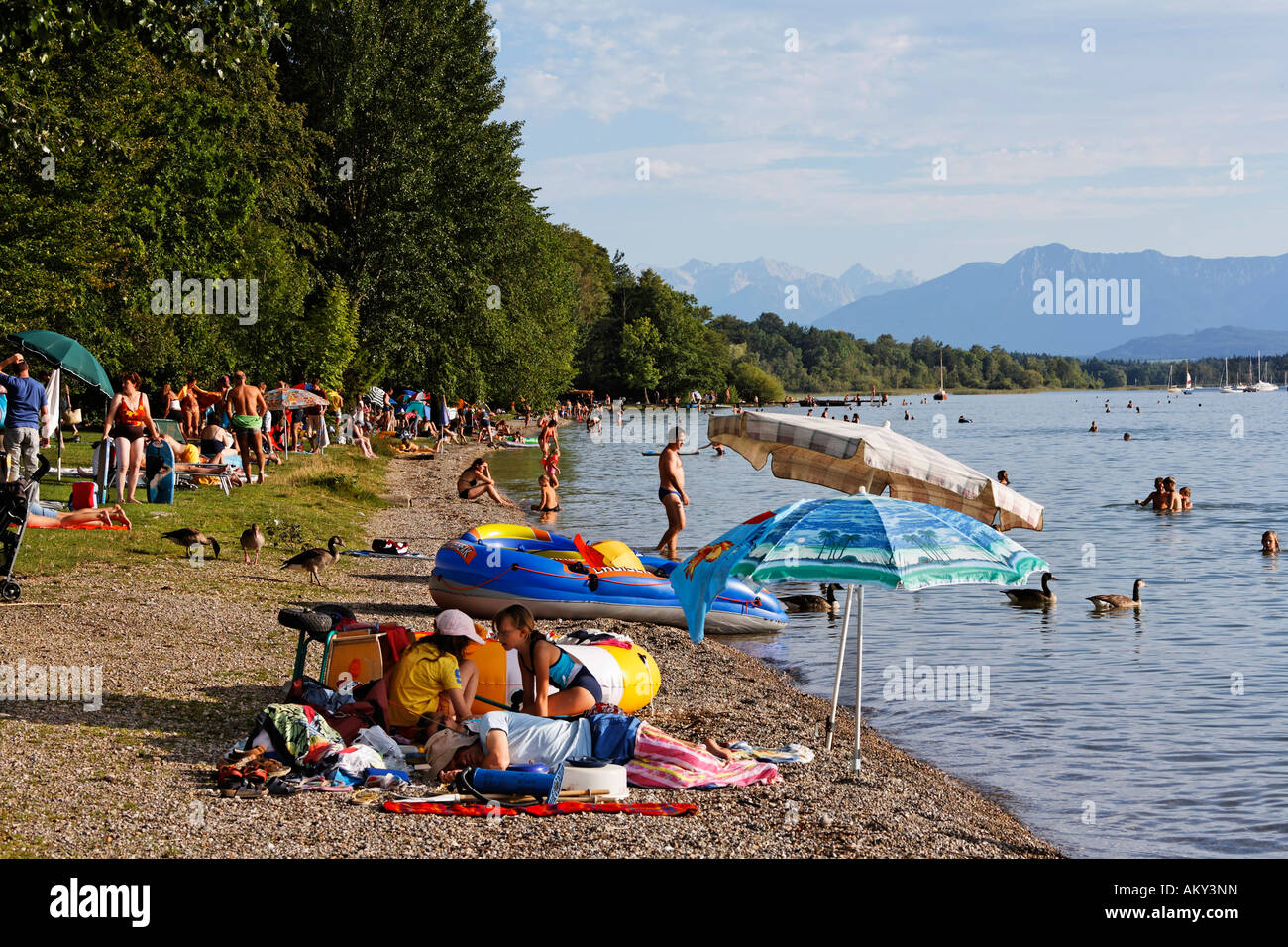Water beach people berg starnberger Banque de photographies et d’images à haute résolution - Alamy