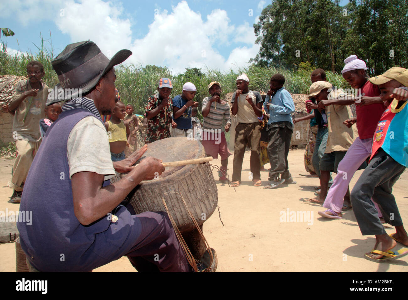Mbuti people Banque de photographies et d’images à haute résolution - Alamy