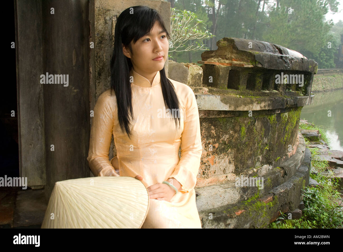 Jeune femme vietnamienne traditionnelle portant des ao dai robe à la ...