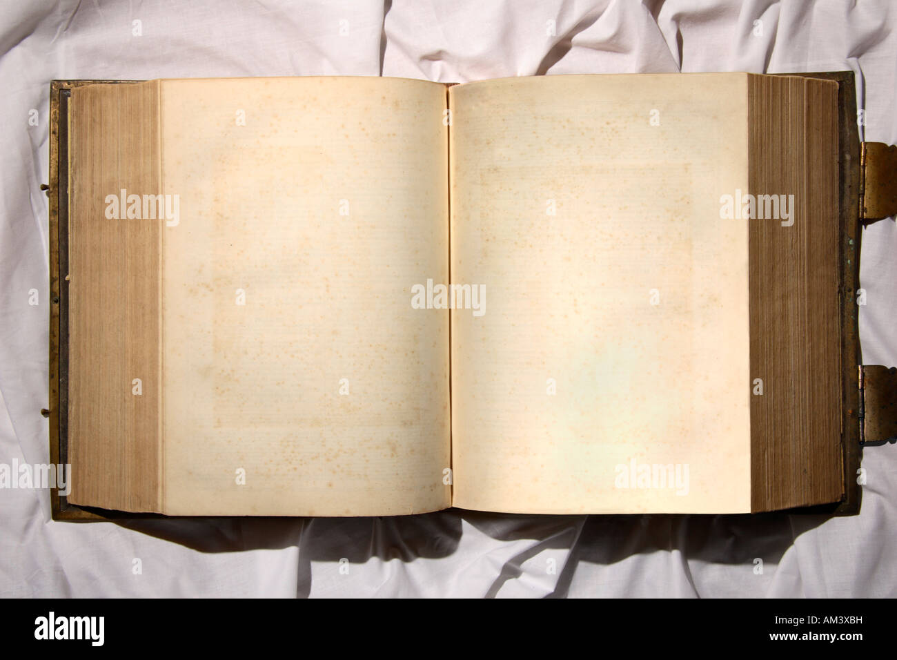 Vieux livre ouvert Banque de photographies et d’images à haute ...