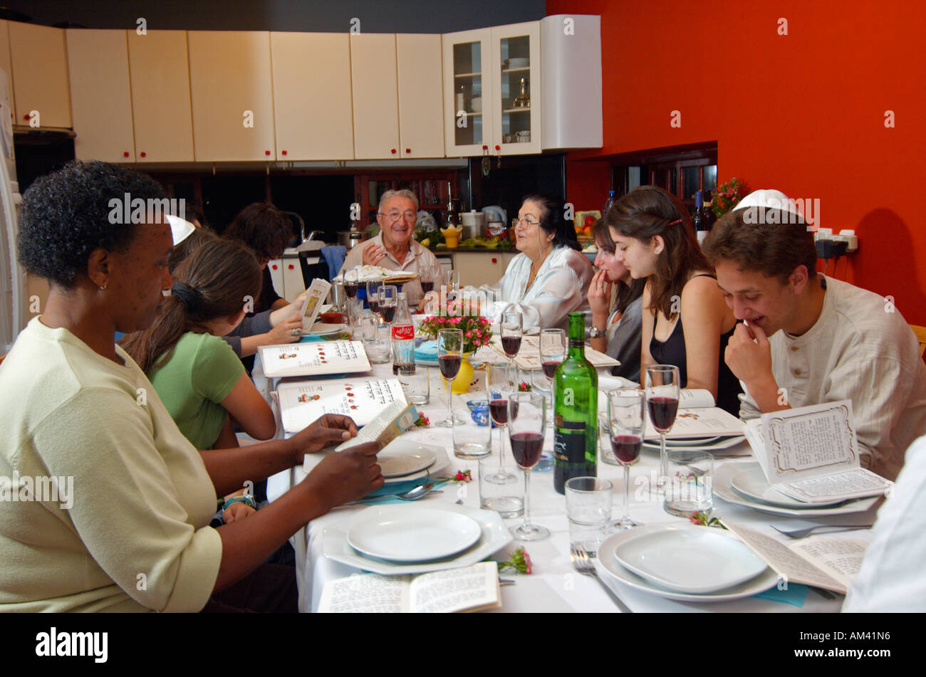 La famille autour de la traditionnelle table sedder défini pour un ...