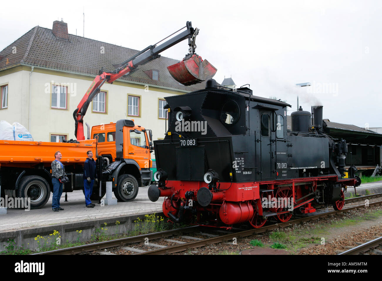 Chargement ancien train charbon Banque de photographies et d’images à haute résolution - Alamy