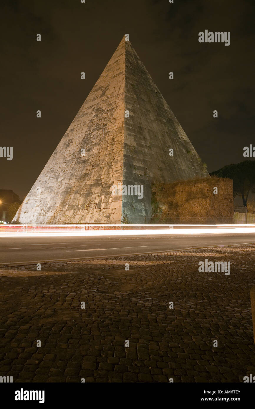 Rome pyramide Banque de photographies et d’images à haute résolution ...