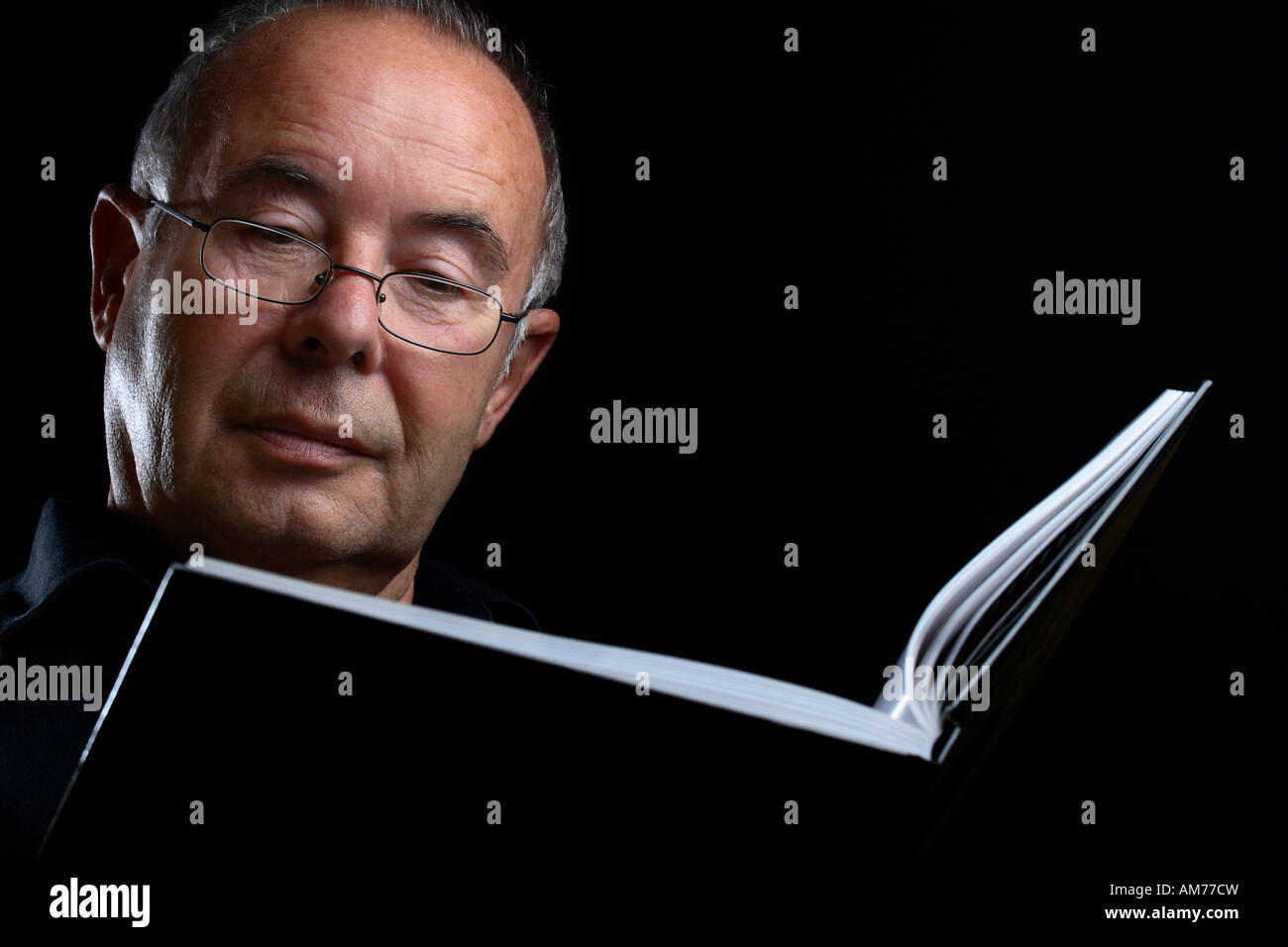 Homme et livre Banque d'image et photos - Alamy