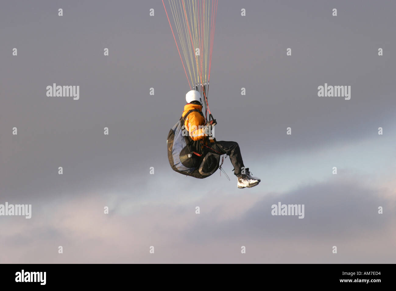 Un homme parapente Banque de photographies et d’images à haute ...