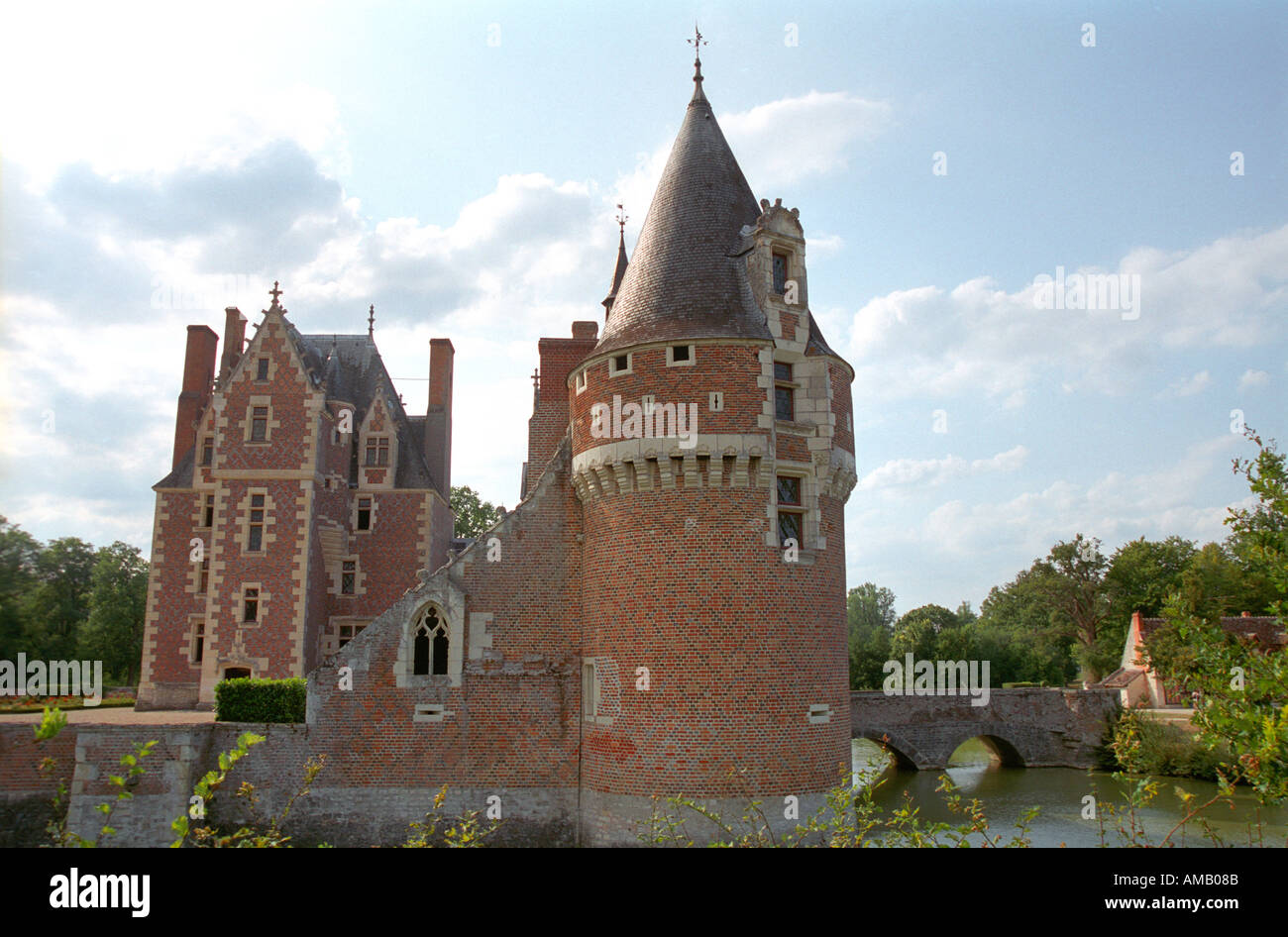 Chateau Moulin construit en brique rouge près de Romorantin France ...
