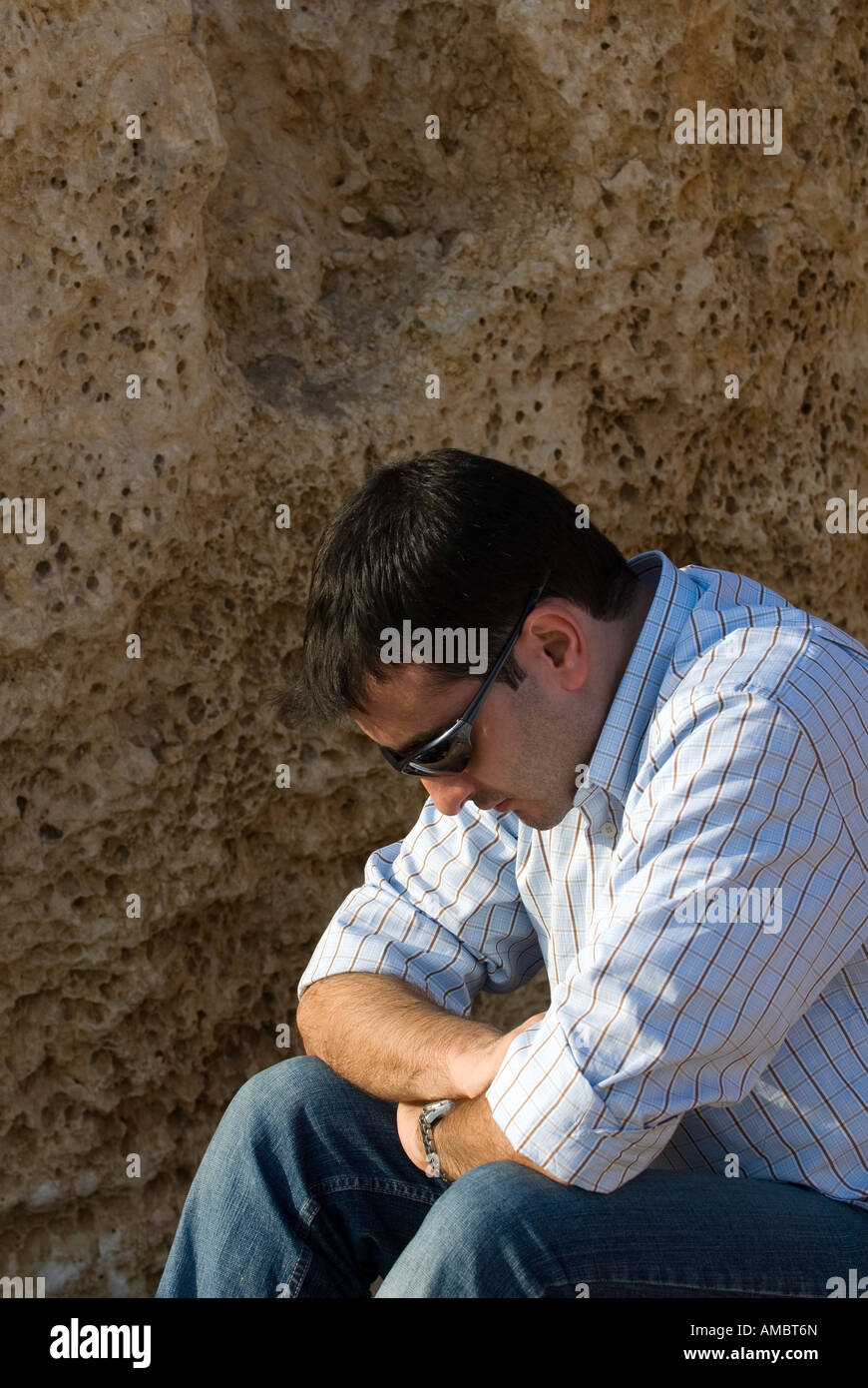 Genoux avec les mains sur la tête Banque de photographies et d’images à ...