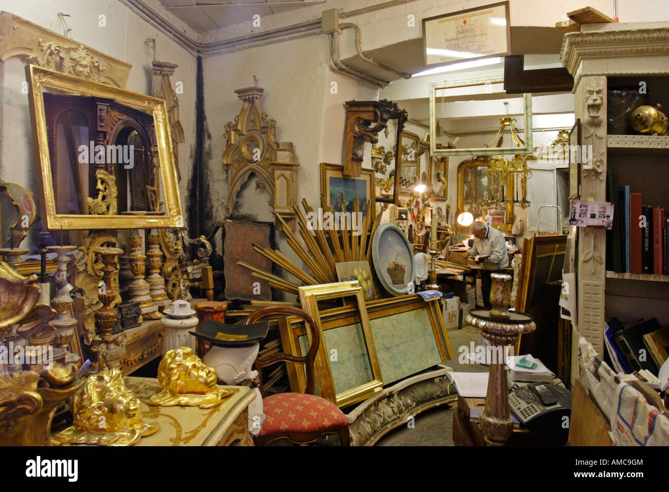 Magasin d'antiquités Banque de photographies et d’images à haute ...